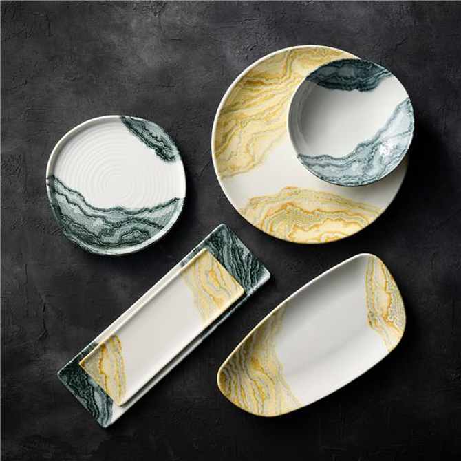 Tide Gold Triangle Chefs Plate 10.375inch x 8inch / 20.3cm