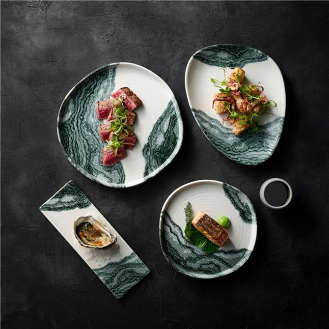 Tide Black Triangle Chefs Plate 10.375 x 8inch / 20.3cm